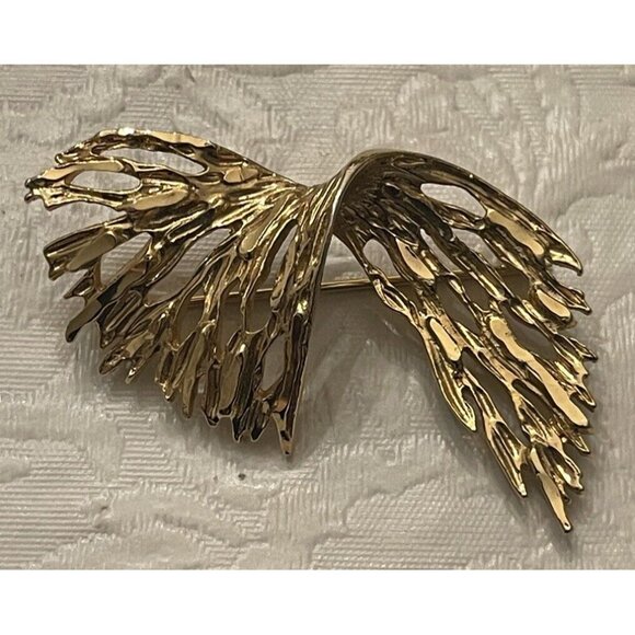 SPHINX | Jewelry | Vintage Brooch Feather Wing Swirled Twisted Lacy ...